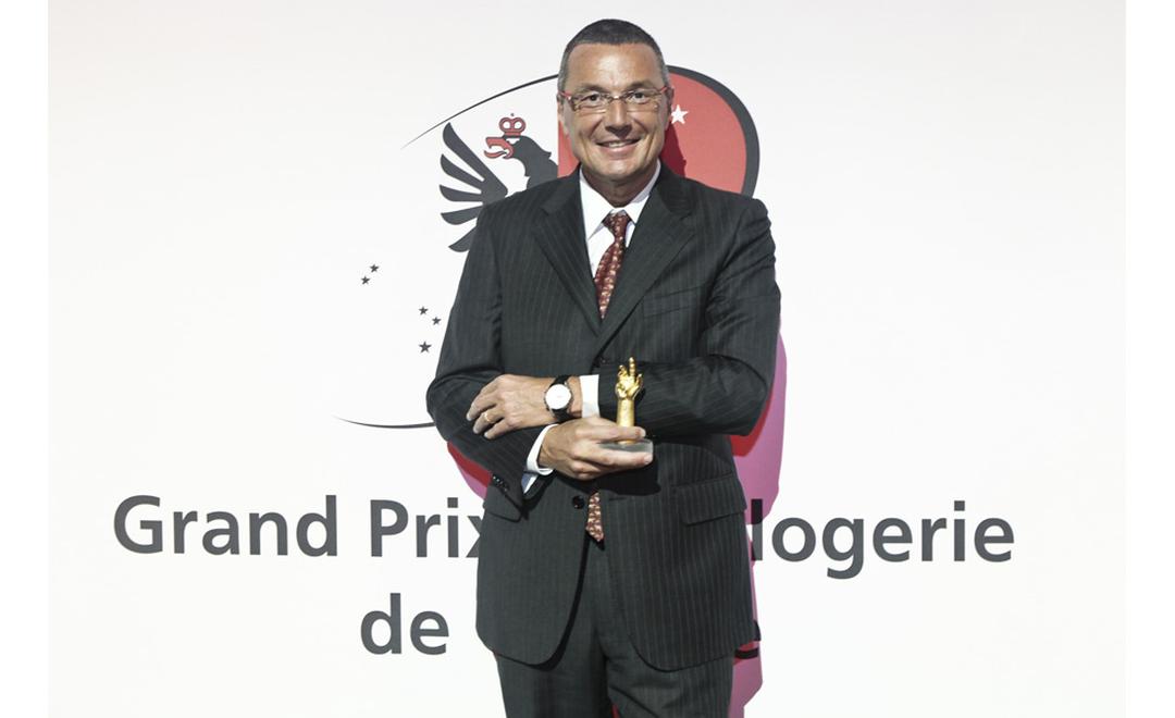 Jean-Christophe Babin accepts award at 2010 Gran Prix de