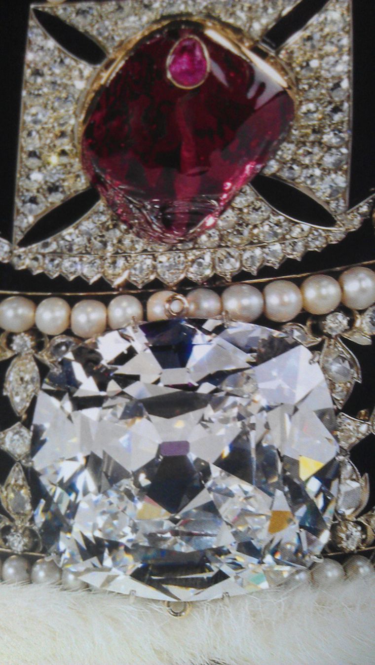 The Queen wears Cullinan diamonds at Diamond Jubilee Service